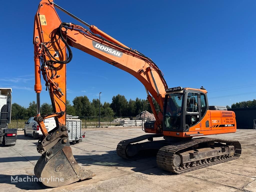 Doosan DX225 bager guseničar