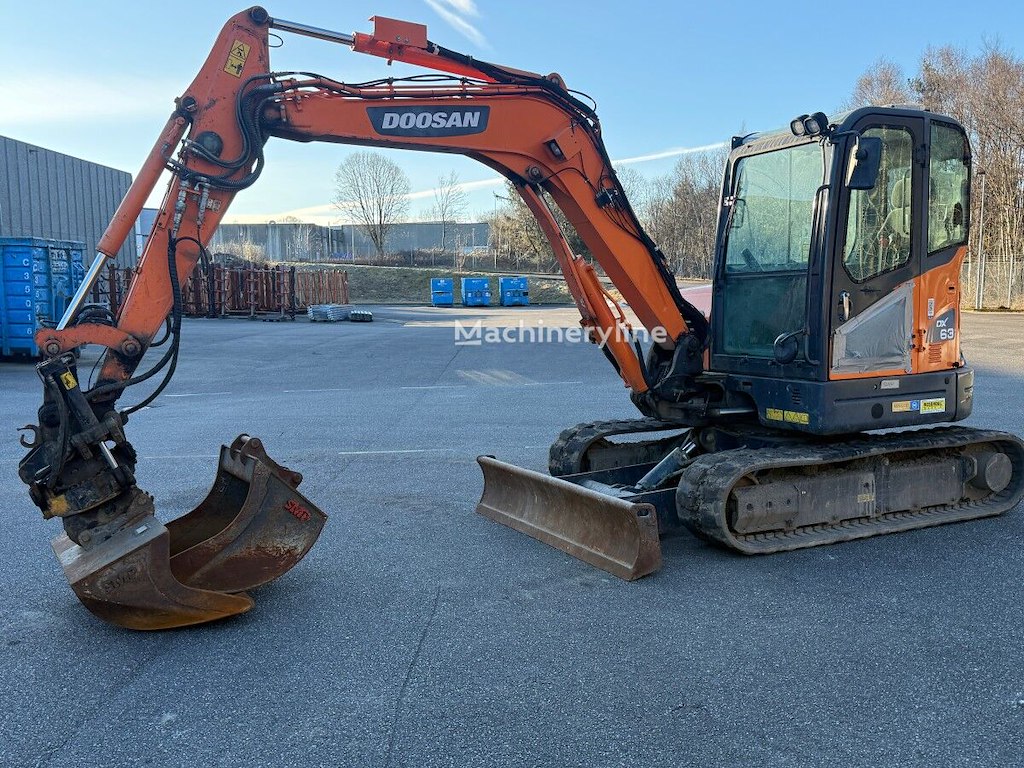 Prodaje se Doosan DX 63 - Engcon Tiltt - 2 Skuffer - S40 mini bager na aukciji