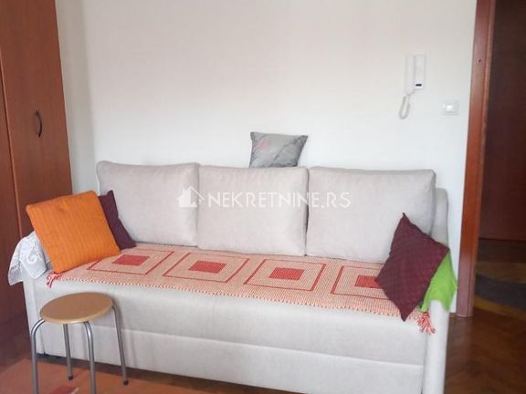 Izdavanje stanova Novi Sad – Garsonjera Podbara 25m², 3. sprat, terasa