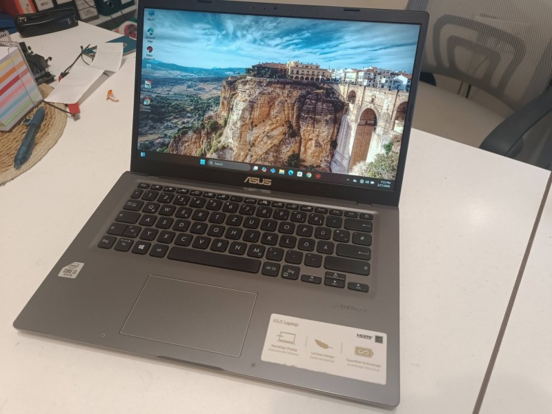 Asus R465j i3 10th gen 8gb ddr4 512gb ssd