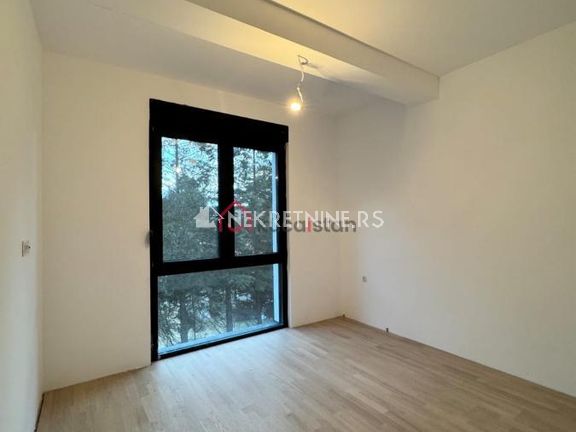 JUŽNO ORIJENTISAN APARTMAN – 150m OD CENTRA ZLATIBORA – TERASA 12m²