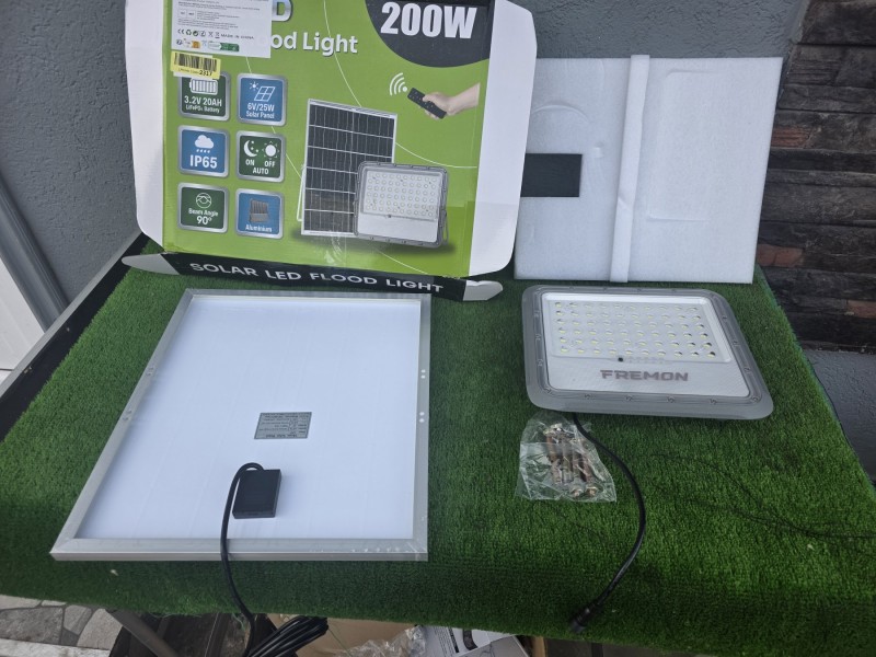 Solarni LED reflektor 200W + solarni panel – IP65 – dal
