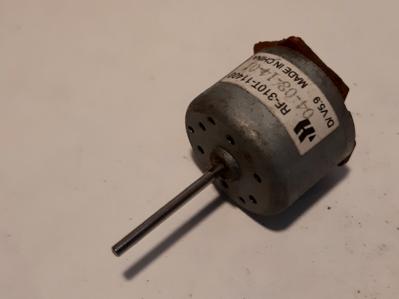 Mali elektromotoric na 5,9V, osovina 2mm