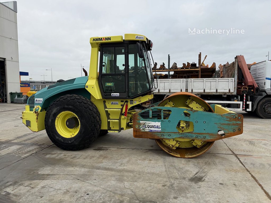 Ammann ASC 110 kompaktor s jednim valjkom