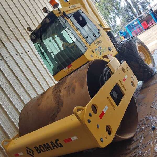 BOMAG BW211D-40 kompaktor s jednim valjkom