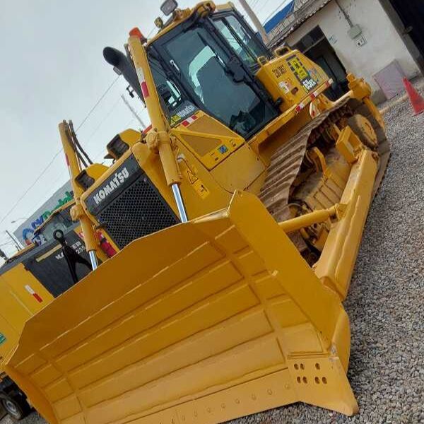 Komatsu D65EX-16 buldožer