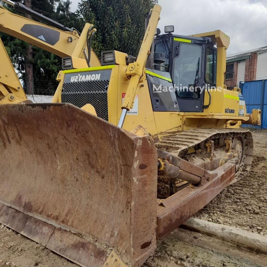 Komatsu D85EX-15E0 buldožer