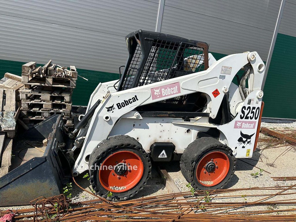 Bobcat S250 mini utovarivač