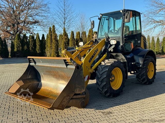 Utovarivač na točkovima
KOMATSU WA 100M-8E0 Radlader 8 Ton - 3931 H - Hochkipp.