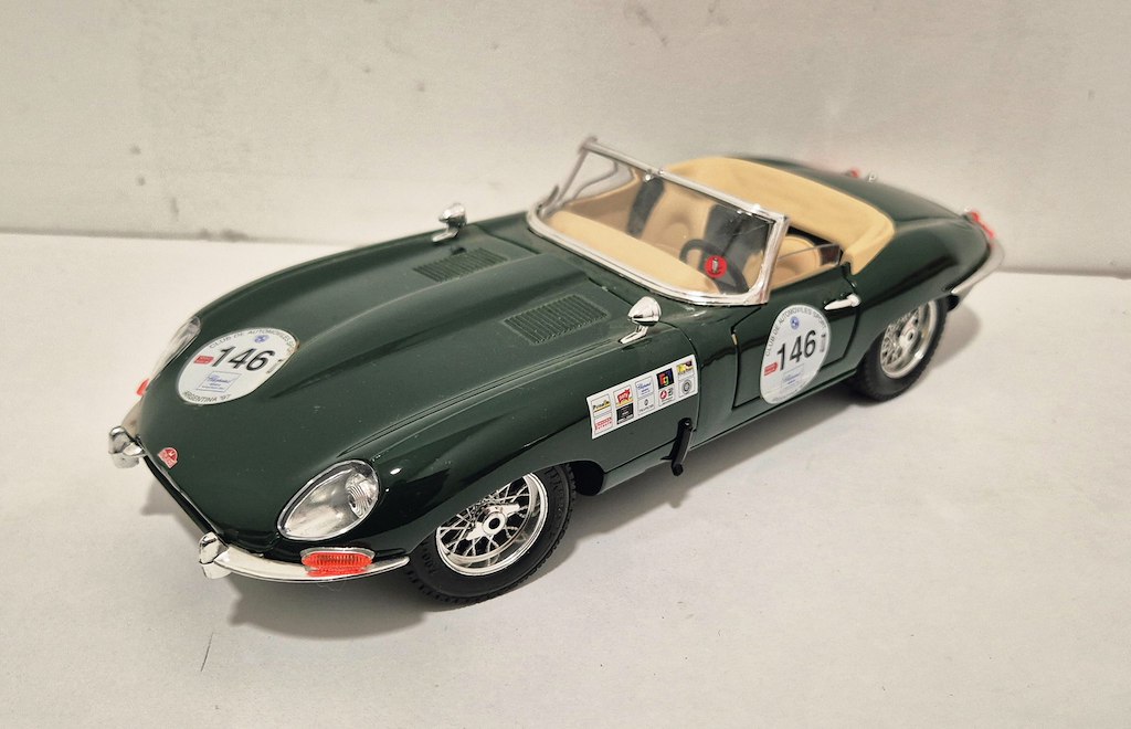 JAGUAR E 1961GOD. – BURAGO – 1:18 – ODLICAN!