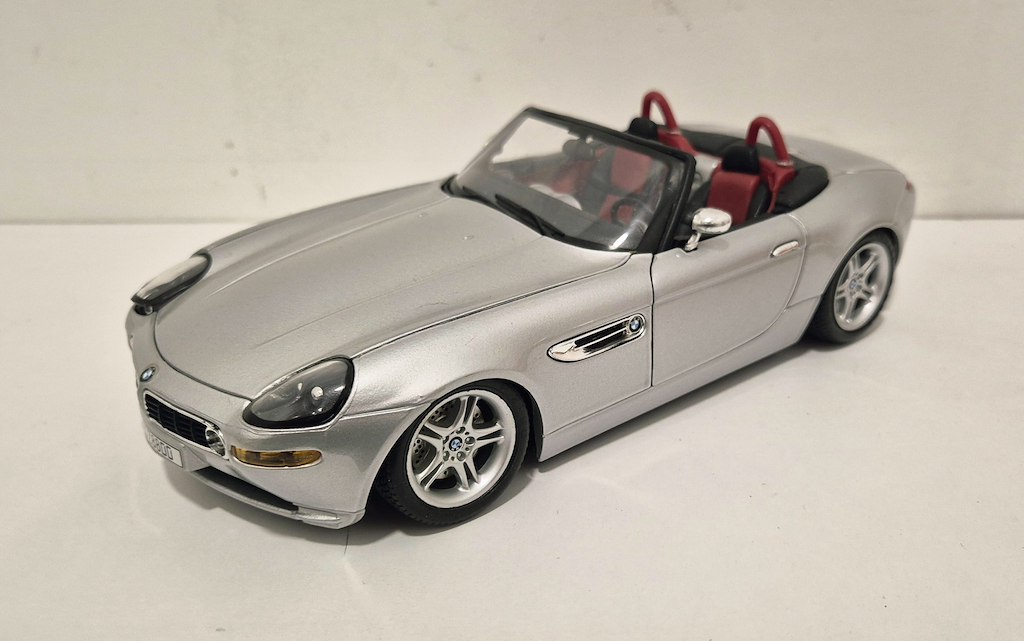 BMW Z8 – BURAGO – 1:18 – ODLICAN!