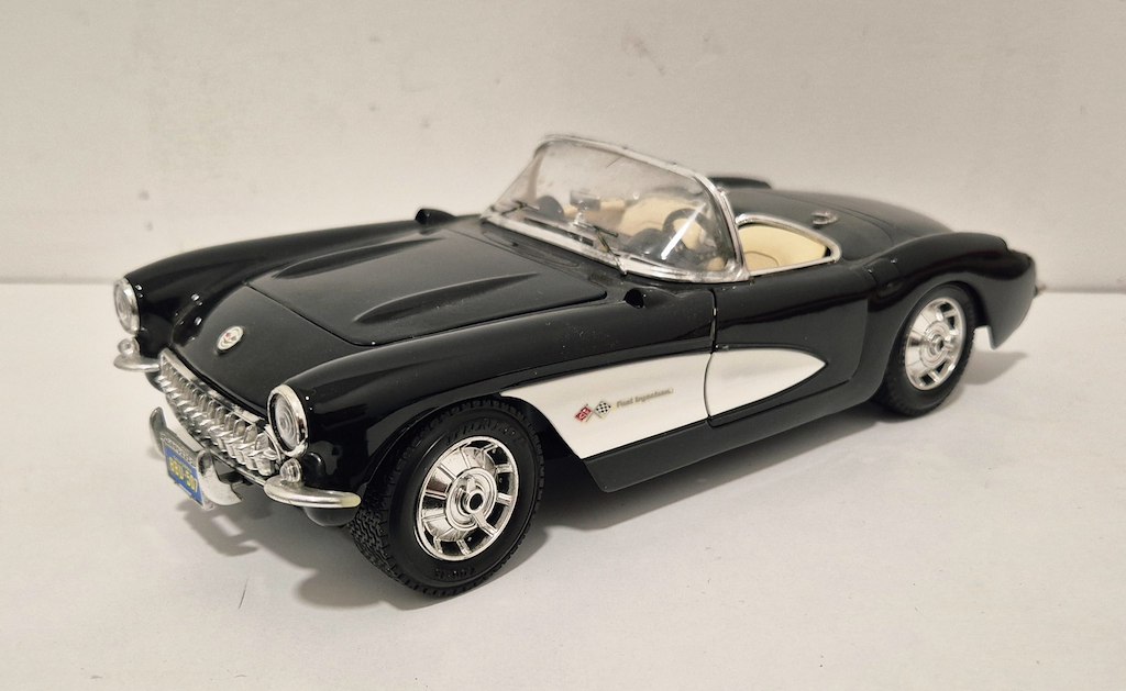 CHEVROLET CORVETTE 1957GOD. – BURAGO – 1:18 – ODLICAN!