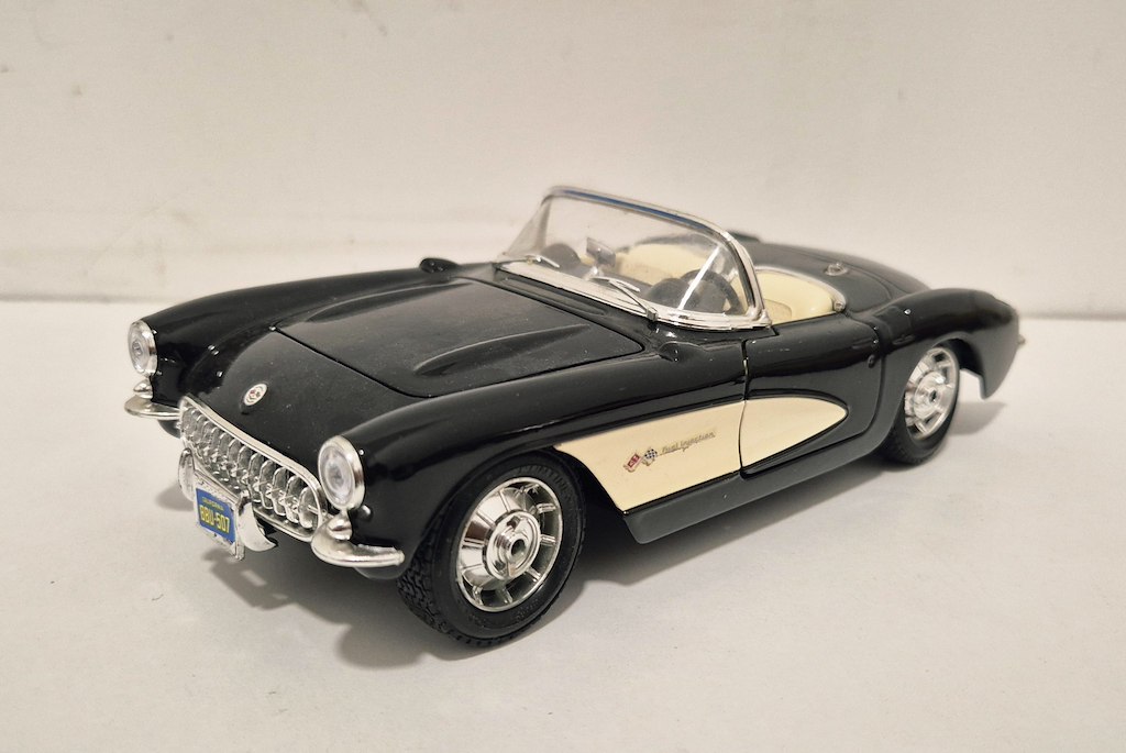 CHEVROLET CORVETTE 1957 GOD. – BURAGO – 1:24 – ODLICAN!
