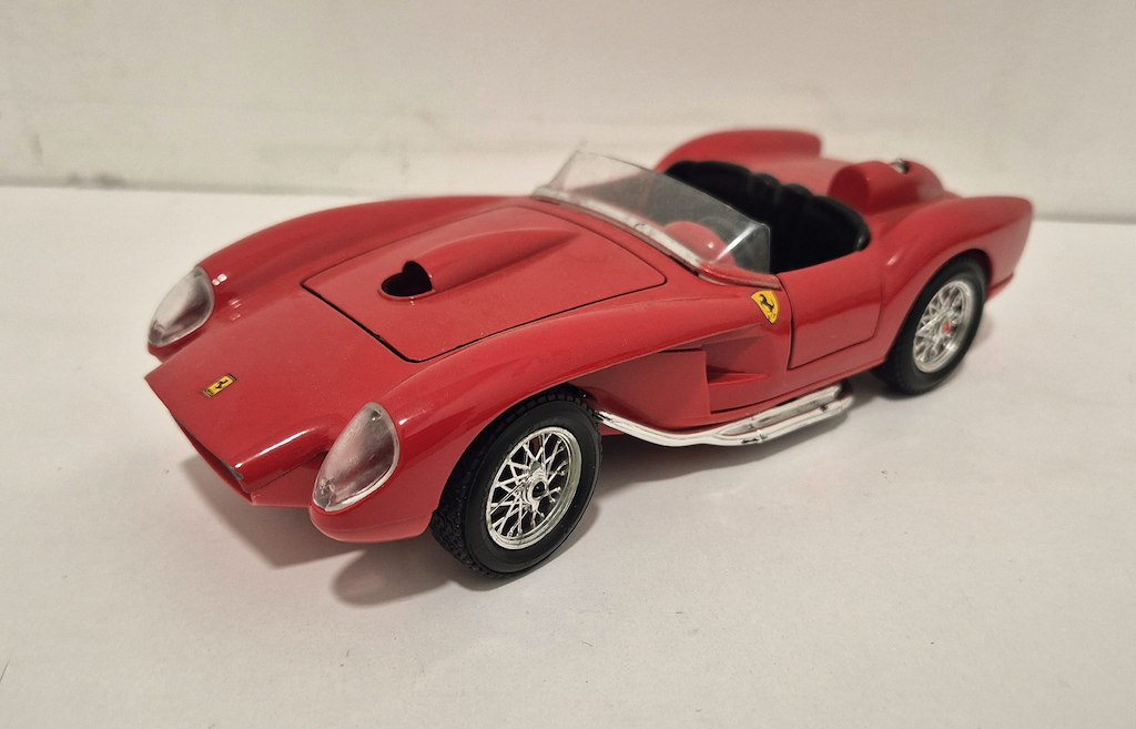 FERRARI 250 TESTA ROSSA – BURAGO – 1:24 – ODLICAN!