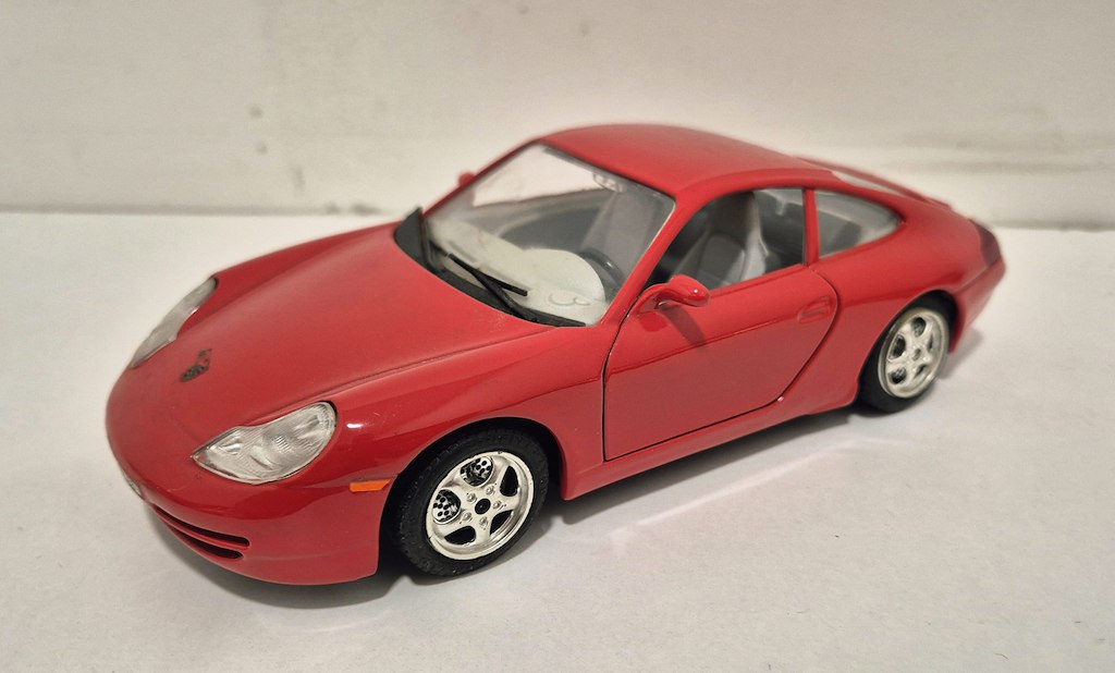 PORSCHE 911 CARERRA 1997GOD – BURAGO – 1:24 – ODLICAN!