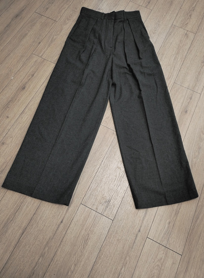 Nove Zara sive viralne pantalone sa usicama S i L
