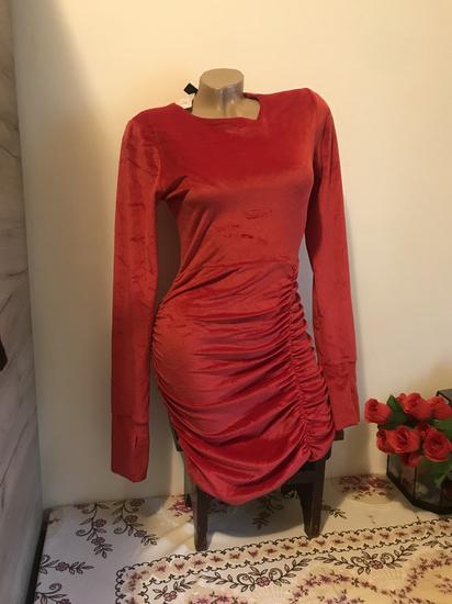 Nova crvena plisana sa naborima S/M