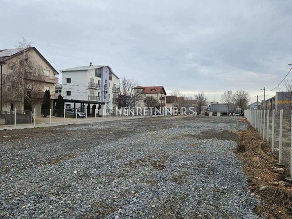 Izdaje se ograđen i nasut plac na odličnoj lokaciji u naselju Altina
