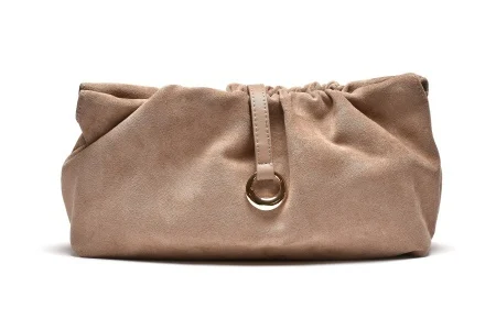 T012633TAP – Taupe mekana velur clutch torba sa metalnim ukrasom