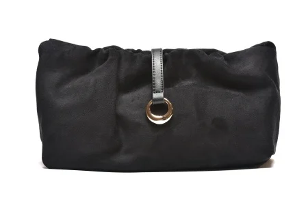 T012633BLK – Crna mekana velur clutch torba sa metalnim ukrasom
