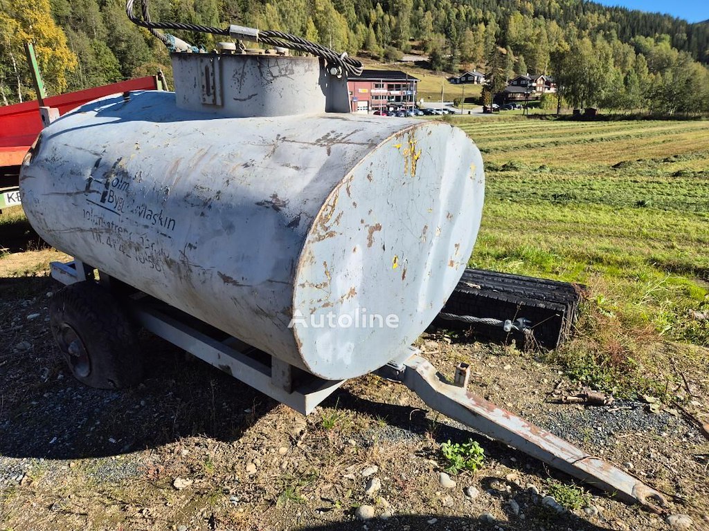 Prodaje se Mobil Andre Mobil Dieseltank med hjulgang ca 1900 l prikolicu cisternu za gorivo na aukciji