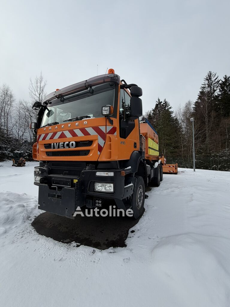 IVECO Trakker 410 rasipač peska