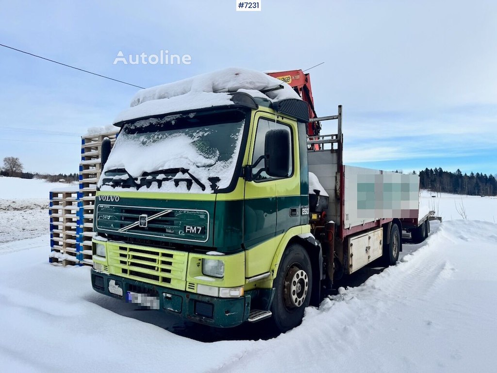 Volvo FM7 kamion s ravnom platformom