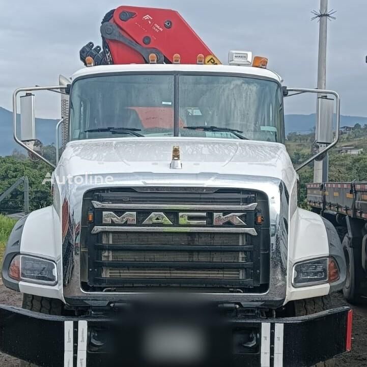Mack GR64BX kamion s ravnom platformom
