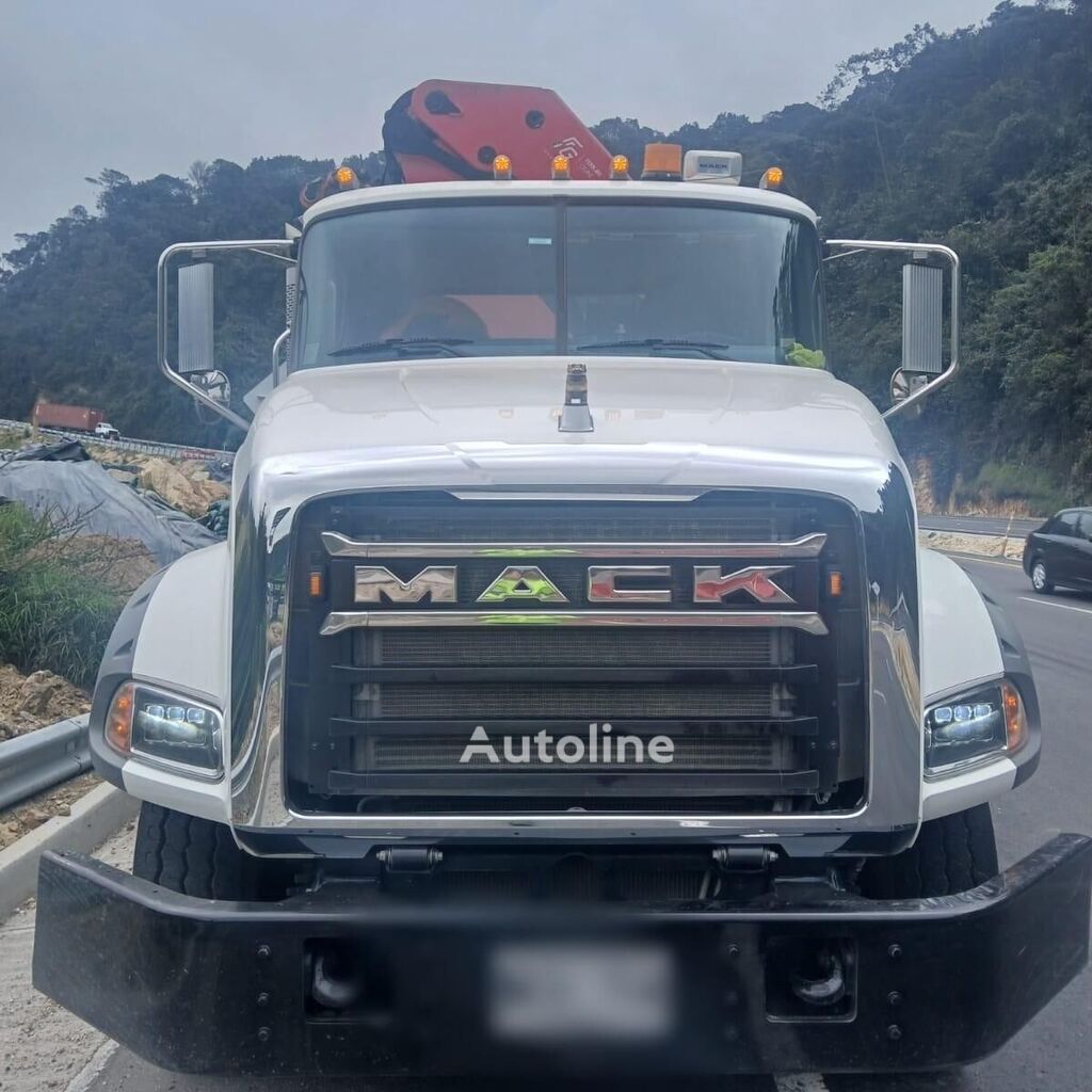 Mack GR64BX kamion s ravnom platformom