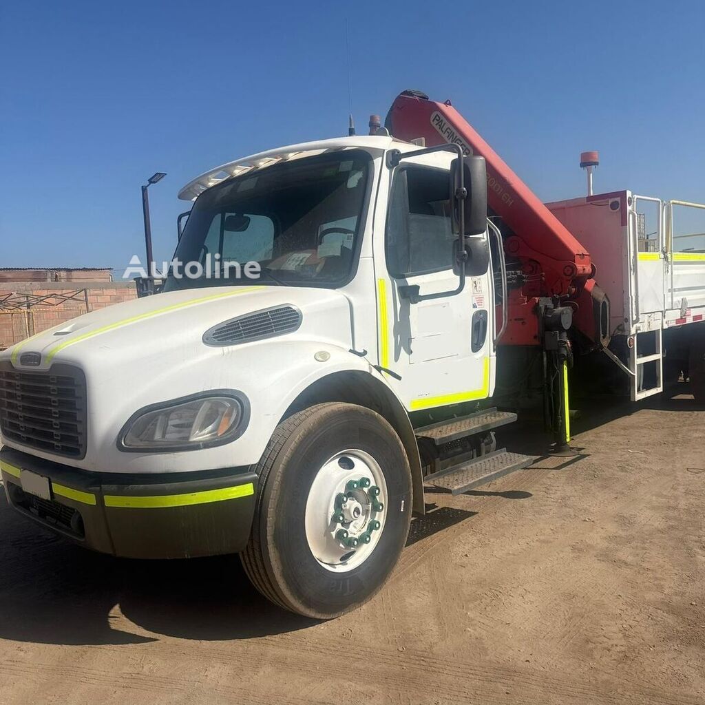Freightliner M2 106 EPA 04 kamion s ravnom platformom