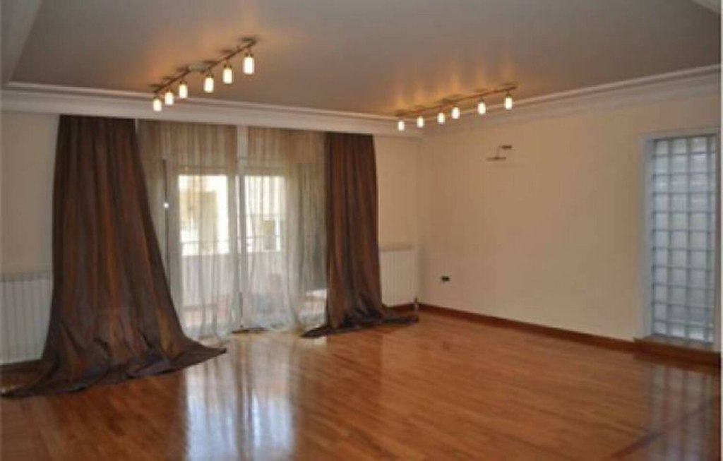 Stan, Beograd - Autokomanda | Izdavanje · 300m² · 2.400€