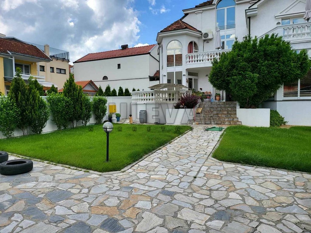 Poslovni prostor / Lokal, Kragujevac - Centar | Izdavanje · 300m² · 1€