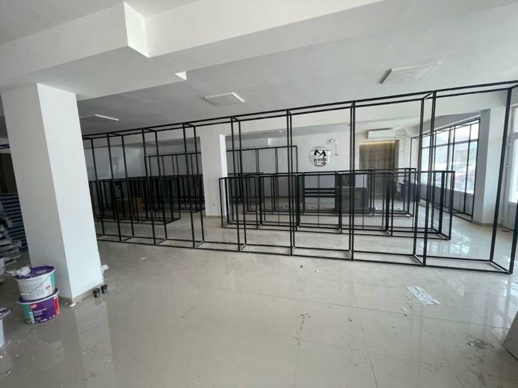 Poslovni prostor / Lokal, Beograd - Surčin (mesto) | Izdavanje · 220m² · 1.800€