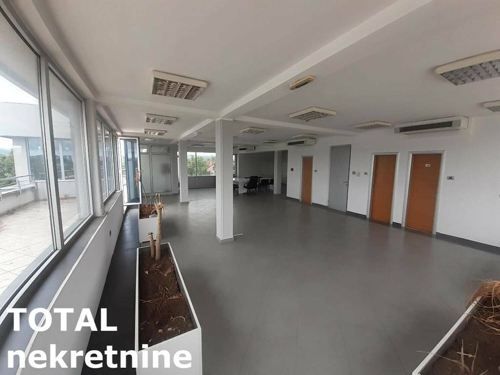 Poslovni prostor / Lokal, Novi Sad - Veterenik | Izdavanje · 381m² · 2.670€