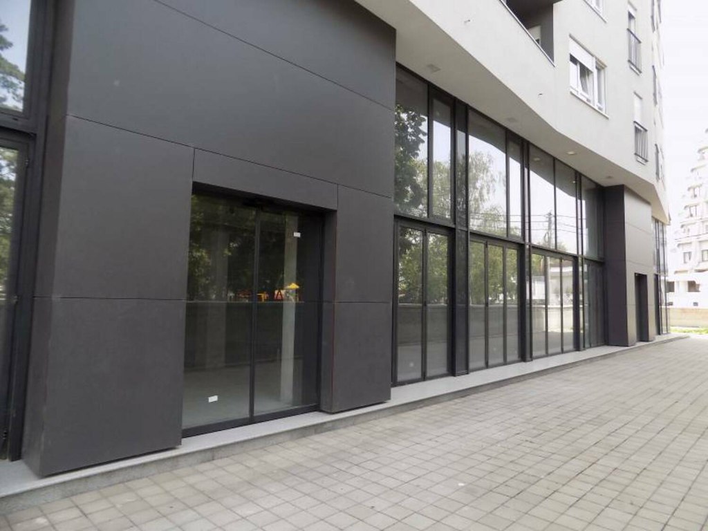Poslovni prostor / Lokal, Paraćin | Izdavanje · 236m² · 1€