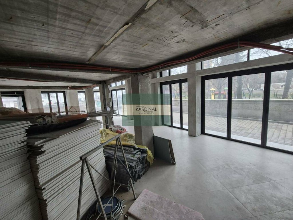 Poslovni prostor / Lokal, Paraćin | Izdavanje · 238m² · 1€