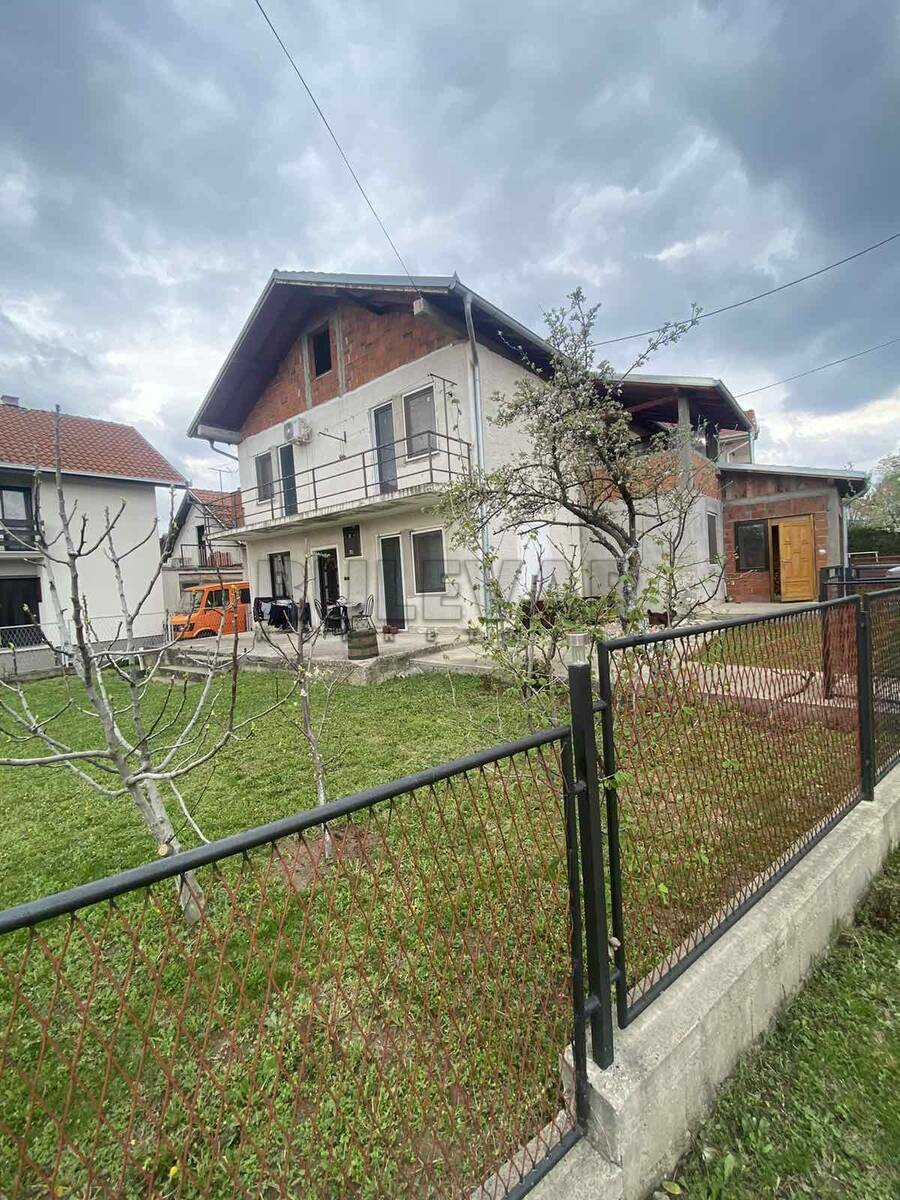 Kuća, Kragujevac - Stanovo | Prodaja · 220m² · 173.000€