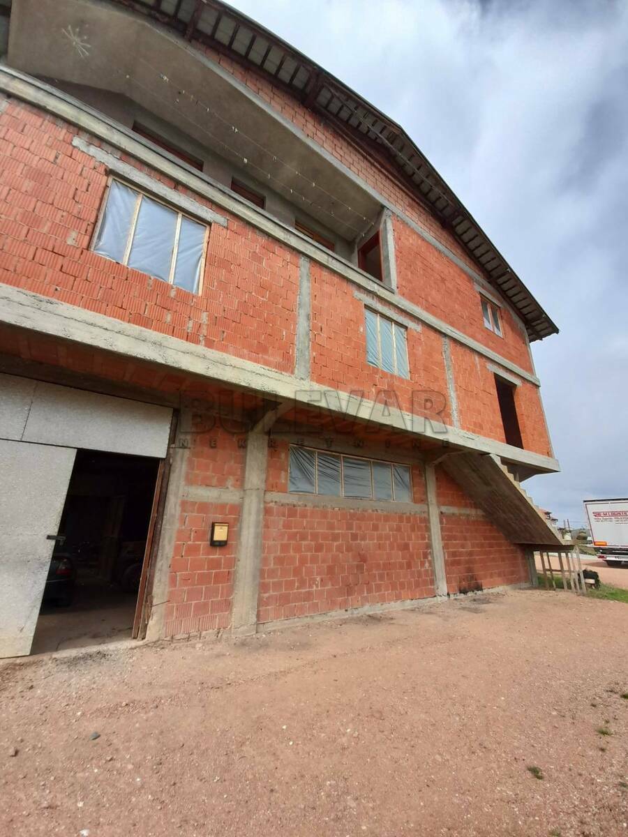 Poslovni prostor / Lokal, Kragujevac - Đuriselo | Prodaja · 960m² · 175.000€