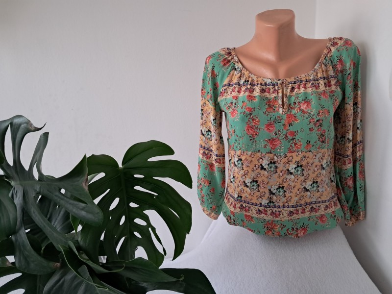 Viskozna boho bluza sa cvetnim dezenom vel 36