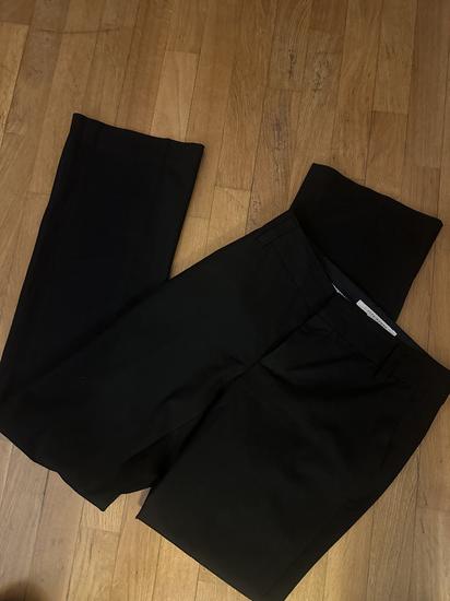 03. Klasične crne pantalone ravnog kroja