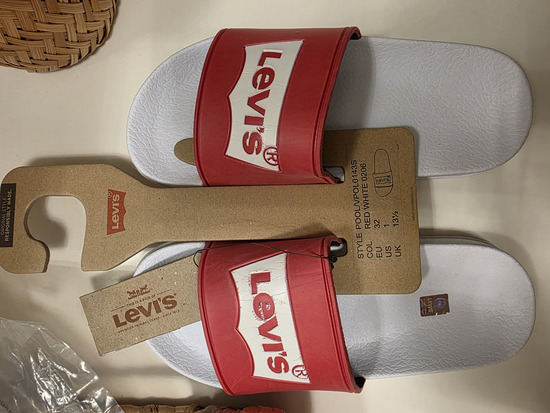 Levis papuce 32