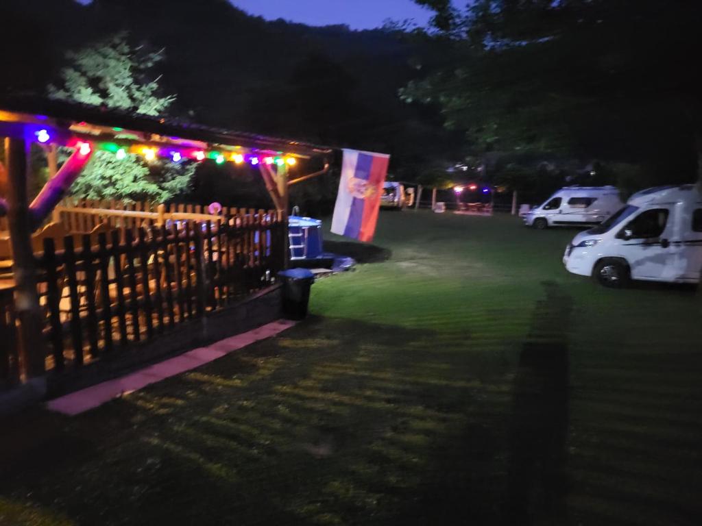 Kamp kućica trokrevetna