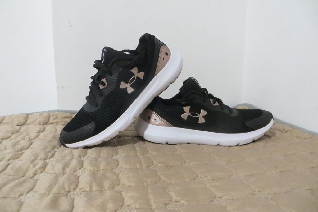 UNDER ARMOUR br 40 25,5CM, bez mana ostecenja, potpuno ocuvane