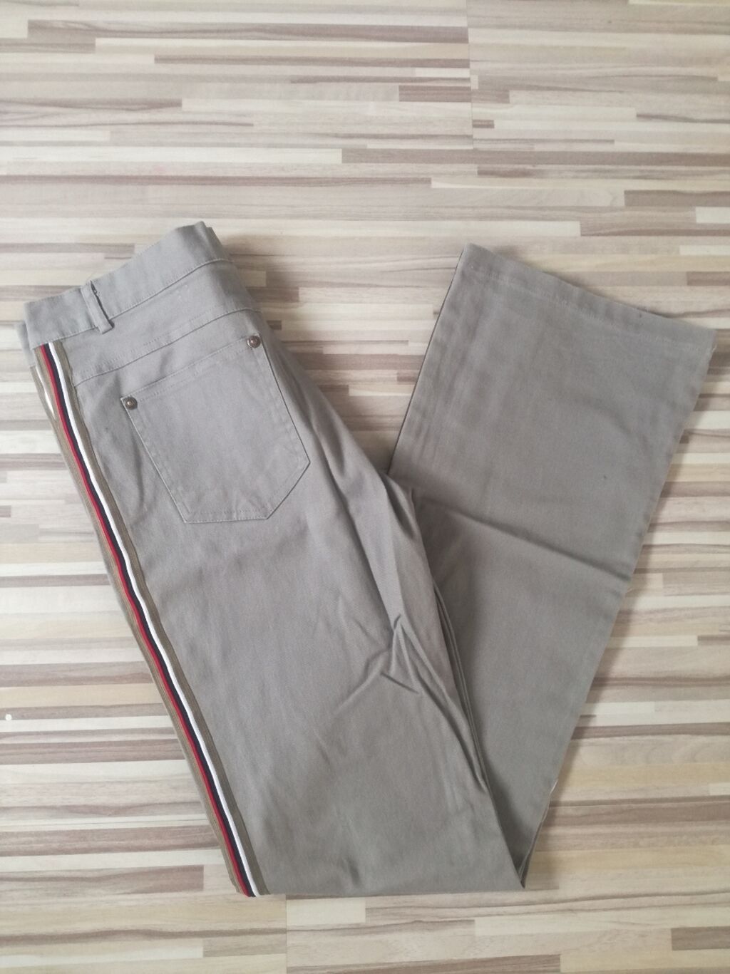 Prelepe nove pantalone,velicina XL. Prepune elastina