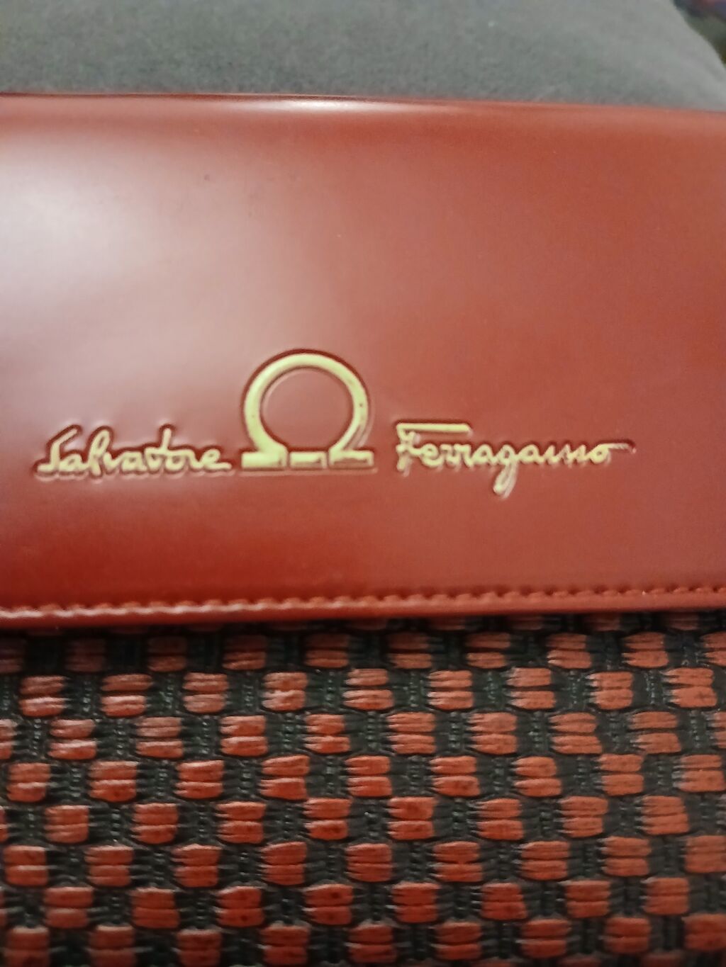 Salvatore Ferragamo ženski novčanik – Made in Italy. sa malim znacima