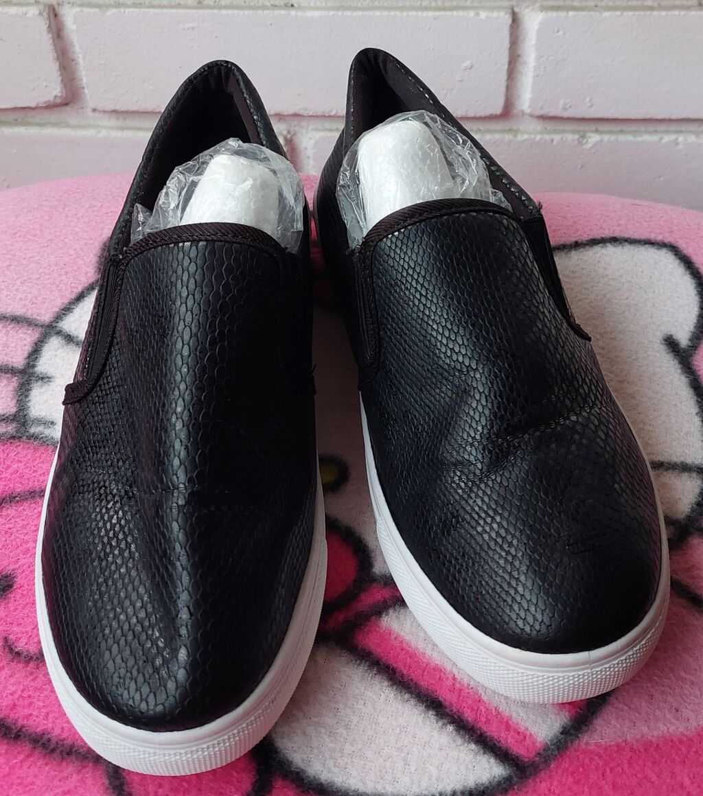 Crne slip-on patike - Model: slip-on (bez pertli) sa elastičnim