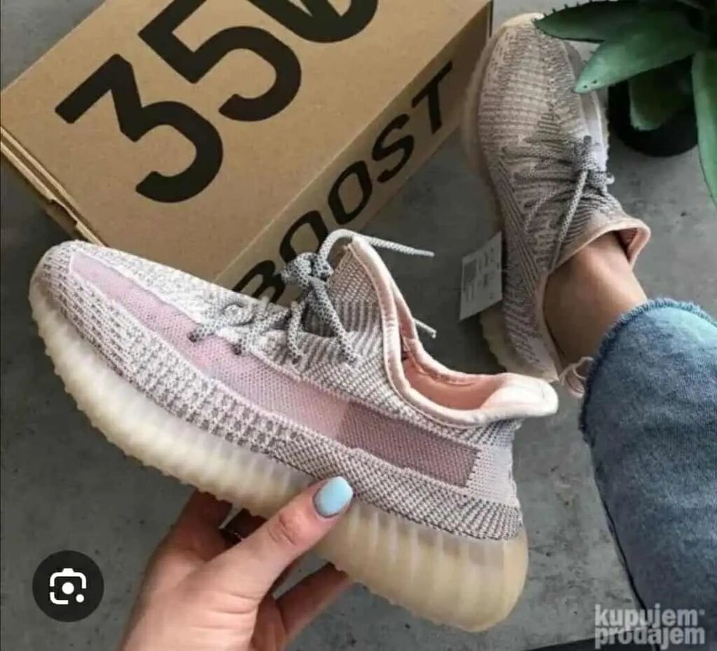 Patike – model inspirisan Yeezy Boost 350 V2, u svetloružičasto‑sivim