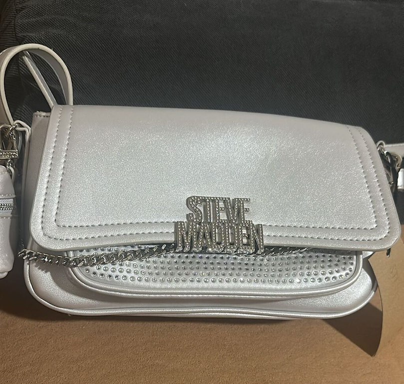 Steve Madden srebrna crossbody torba sa ukrasnim nitnama i logotipom