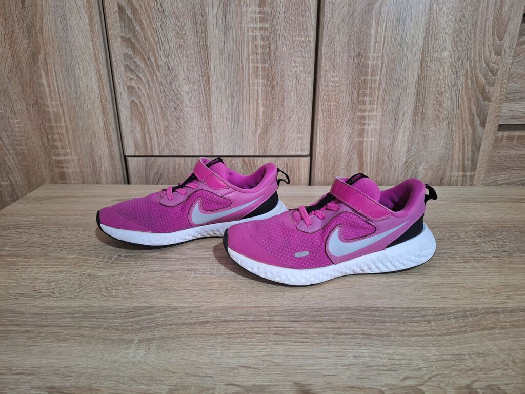 Roze Nike patike 33,5 ug 22 cm za proleće i leto za devojčice