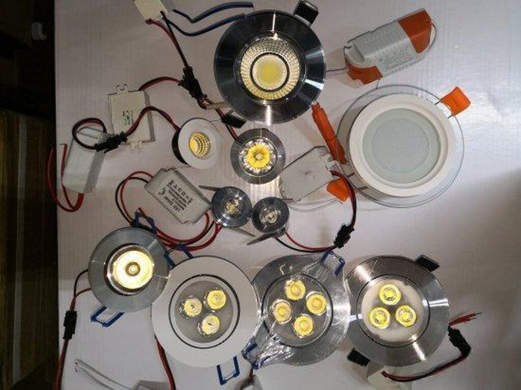 Rozetna sa LED sijalicom integrisanom 3200k 4200k 6500k. 3200k toplo